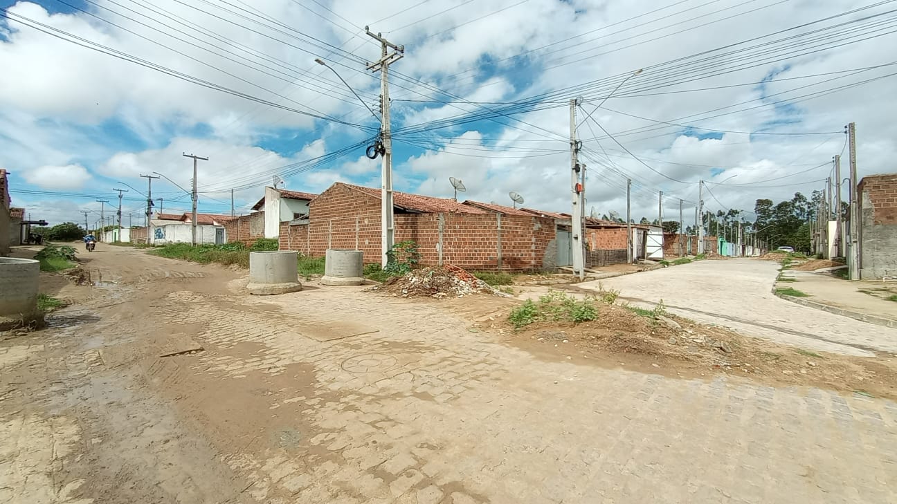 [Áudio] Populares reclamam da falta de saneamento e de poste inclinado no Conjunto Edval Gaia ...