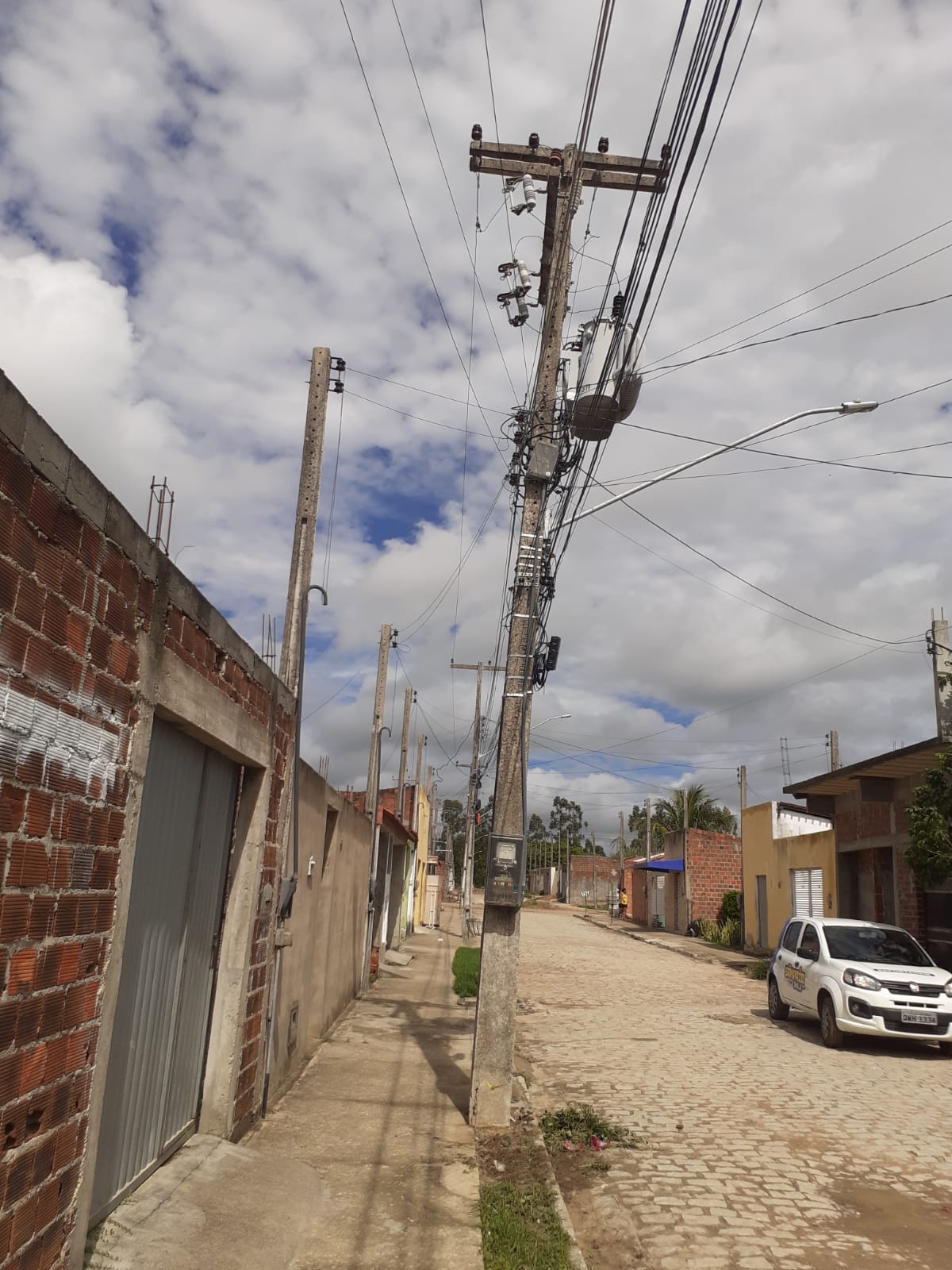 [Áudio] Populares reclamam da falta de saneamento e de poste inclinado no Conjunto Edval Gaia ...