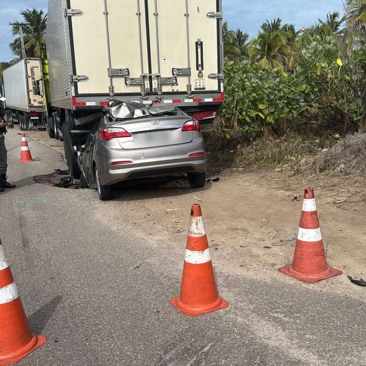 Acidente entre carro e caminhão deixa pessoa morta na AL 101 Sul, neste domingo - RÁDIO SAMPAIO
